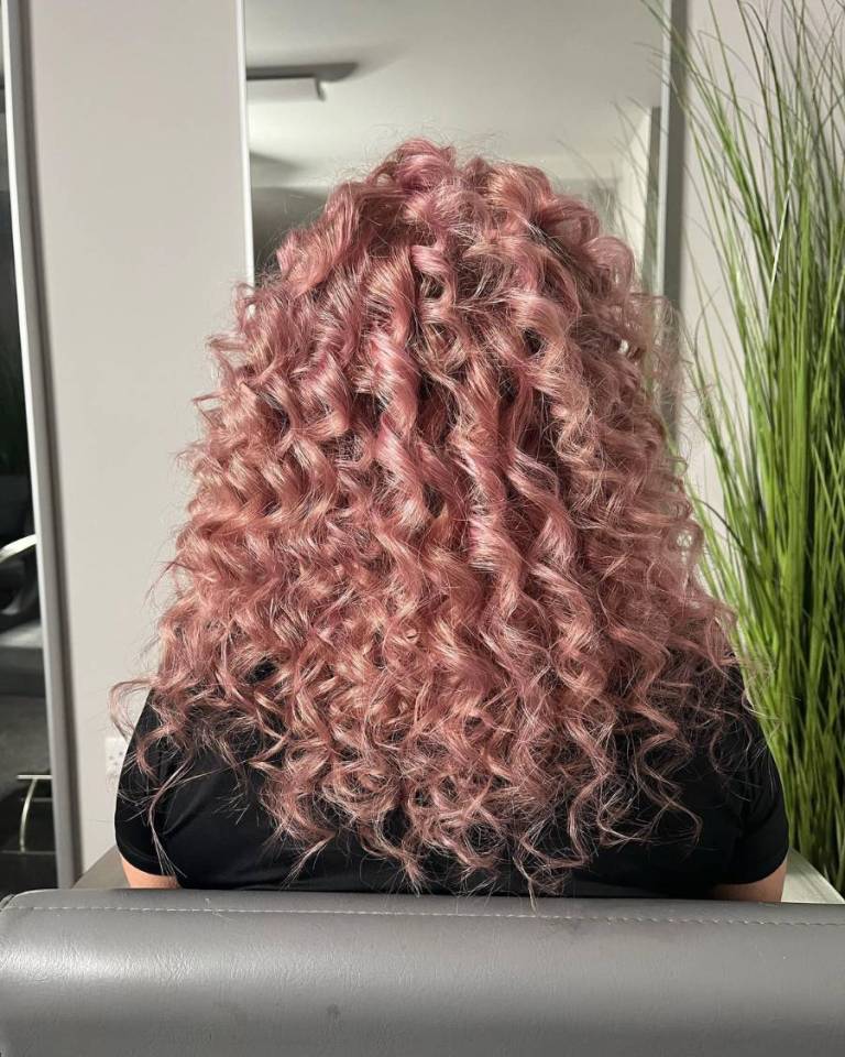 15 Pink Curly Hair Styles to Flaunt This Season